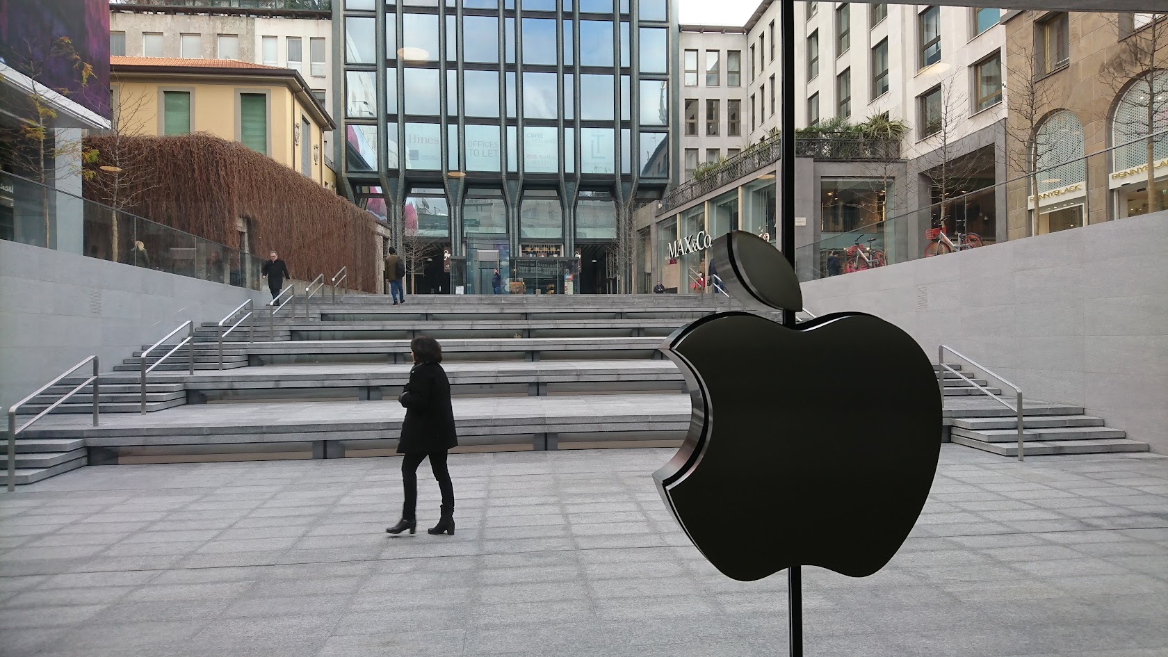 Apple Store Milan, Italy - MilanoStyle.com