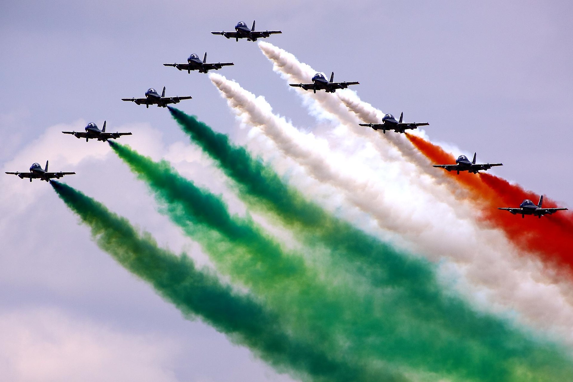Milan Celebrates 100 Years of History with the Italian Air Force: Watch ...